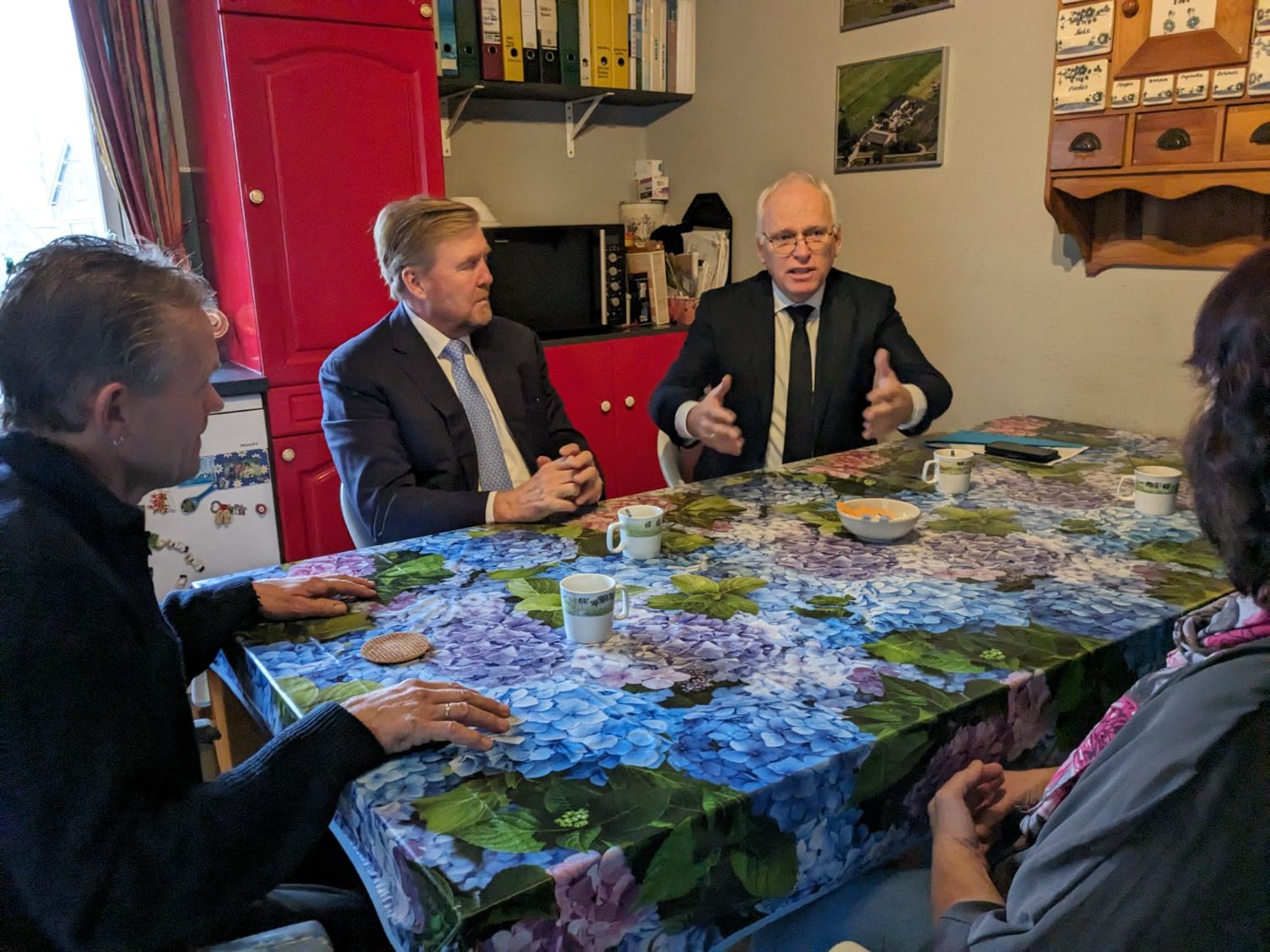 Fotoserie: Koning bezoekt door blauwtong getroffen bedrijf van Cees ...