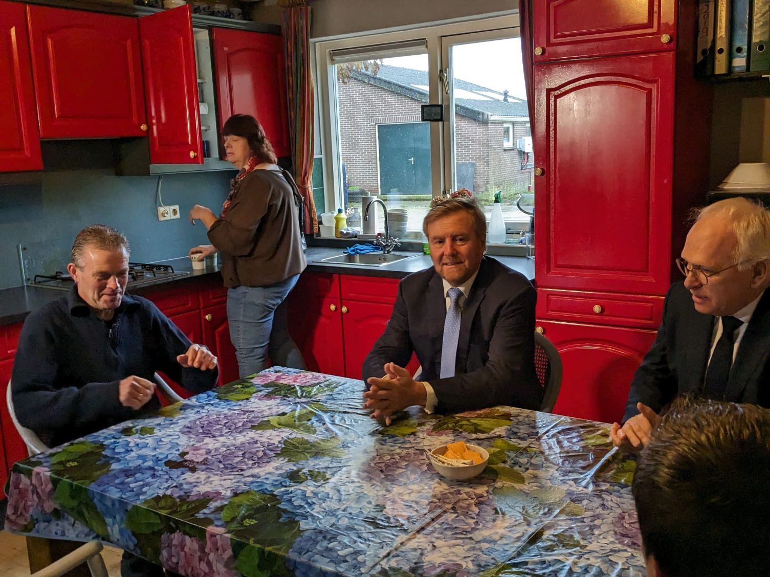 Fotoserie: Koning bezoekt door blauwtong getroffen bedrijf van Cees ...